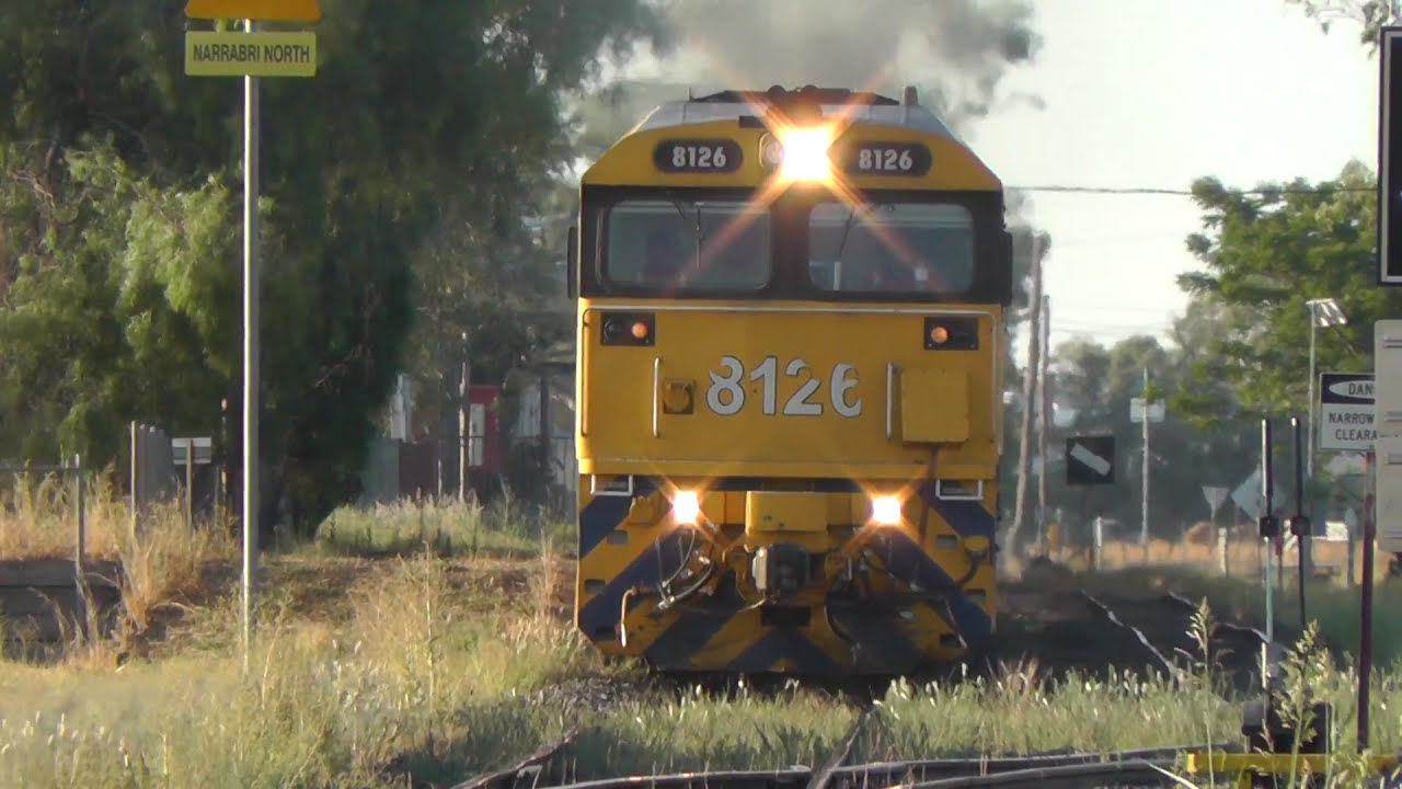 PN 81 class Grain train through Narrabri January 2017 - YouTube