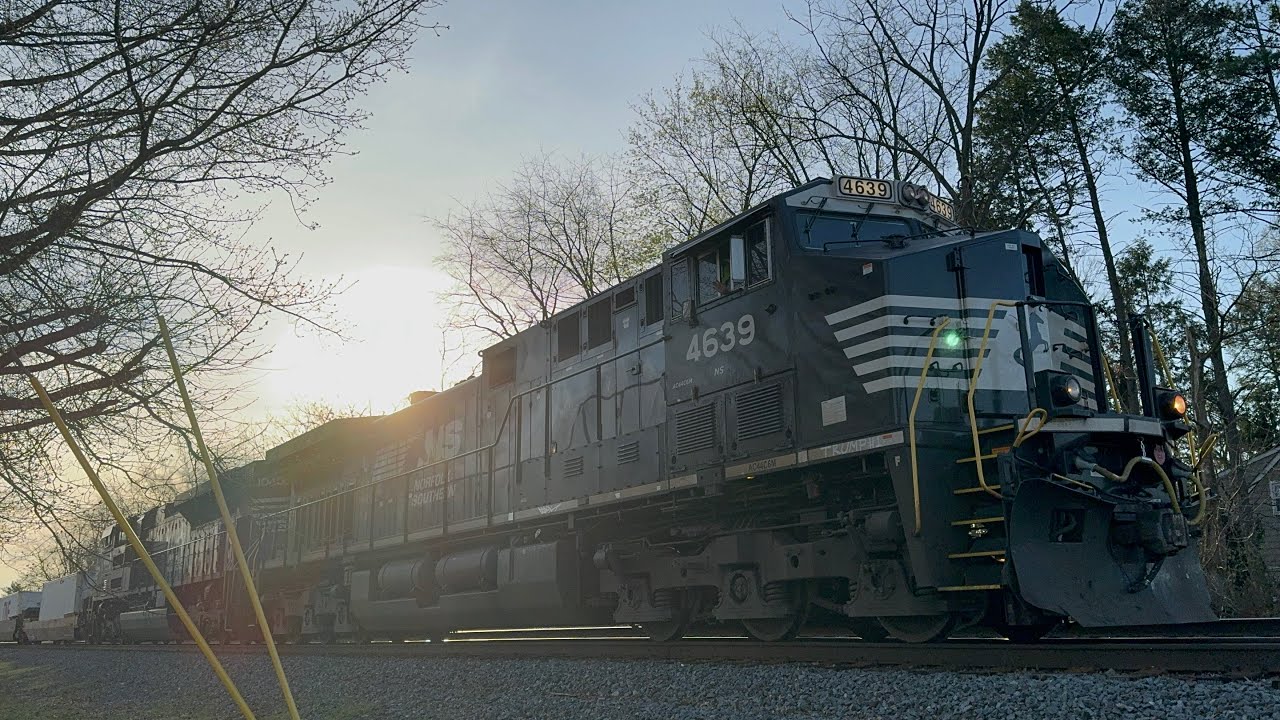 NS 4639 AC44C6M leads NS 21W through Manville NJ with an amazing K5LLA horn! 4/9/2024 - YouTube