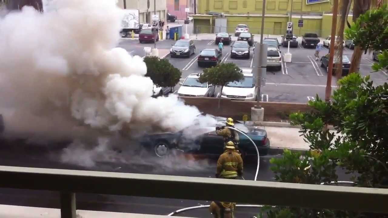 Explosion lumínica de fuego de coche, causada por el magnesio de la ...