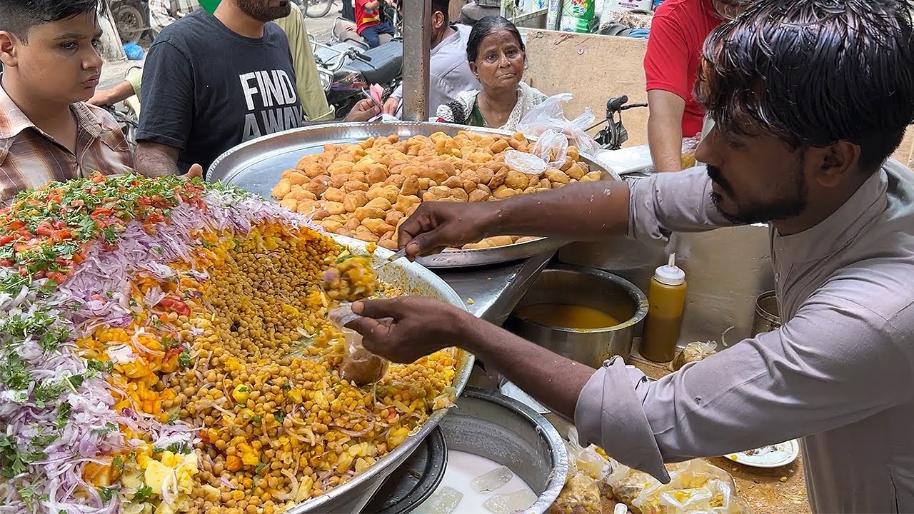 Beautifully Decorated Chana Chaat | Famous Aloo Papdi Chole Chana Chaat ...
