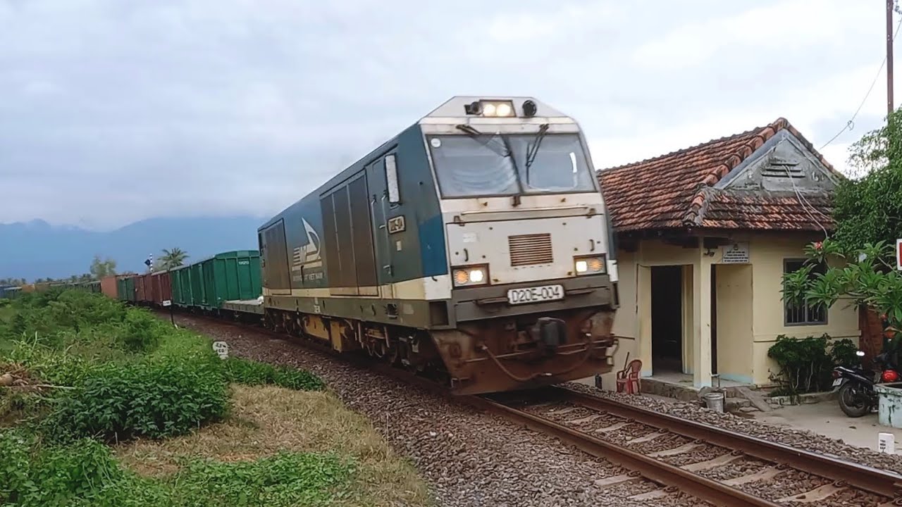 D20E-004 kéo tàu SH62 qua chắn Ninh Hoà (15:54 | 18 - 2 - 2023) - YouTube