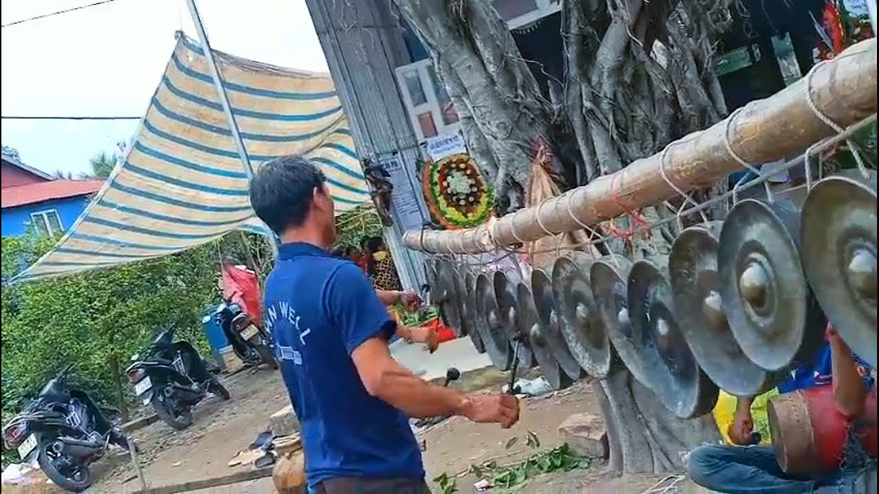 Cồng chiêng Bôn Hoan [ Bon Hoan gong] - YouTube
