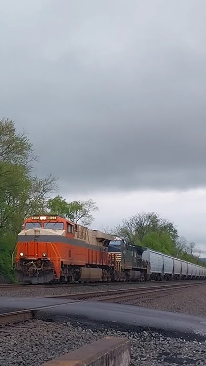 NS 8105 Interstate heritage unit rolls through Duncannon PA - YouTube