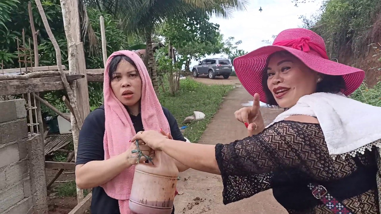 Tingnan ninyo gaano kalayo ang paligu-an sa bukid nila ate charing 😂😂😎😎 ...