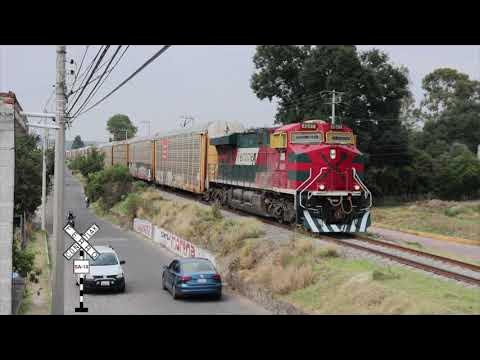 69 AutoRack´s vacías, llevadas por una sola locomotora GEVO de Ferromex rumbo al sur para ...