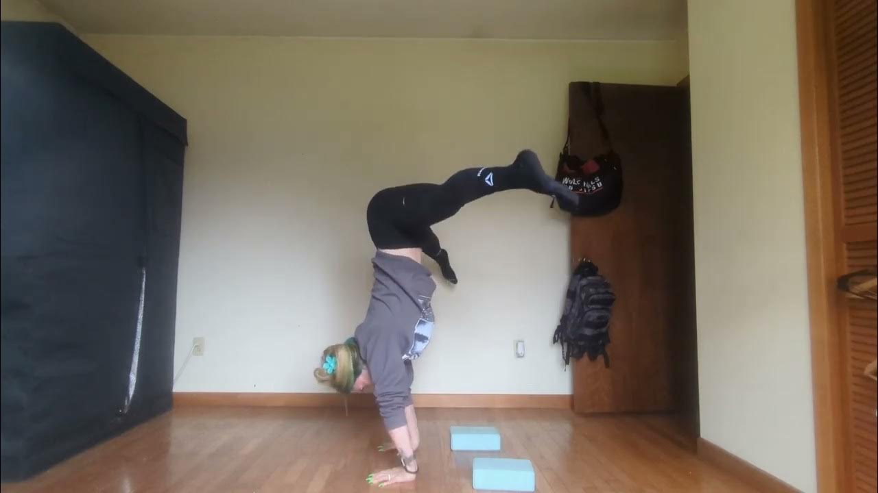 Handstand Practice Day 47/365 Round 5 - YouTube