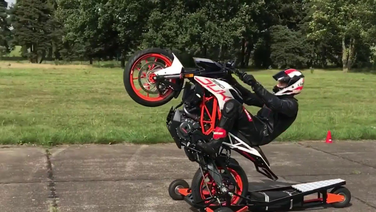 Stunt and WheelieSchool , KTM Duke 390 Wheelie - YouTube