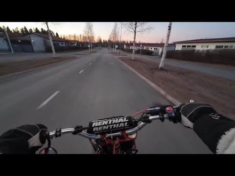 Jonne ajaa poliisia piiloon 125 cc ”mopolla” 😂!