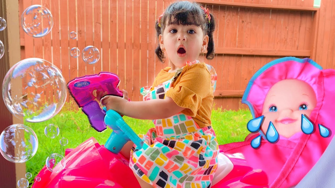 Bella plays with her baby alive toy - Juega con su bebé - YouTube
