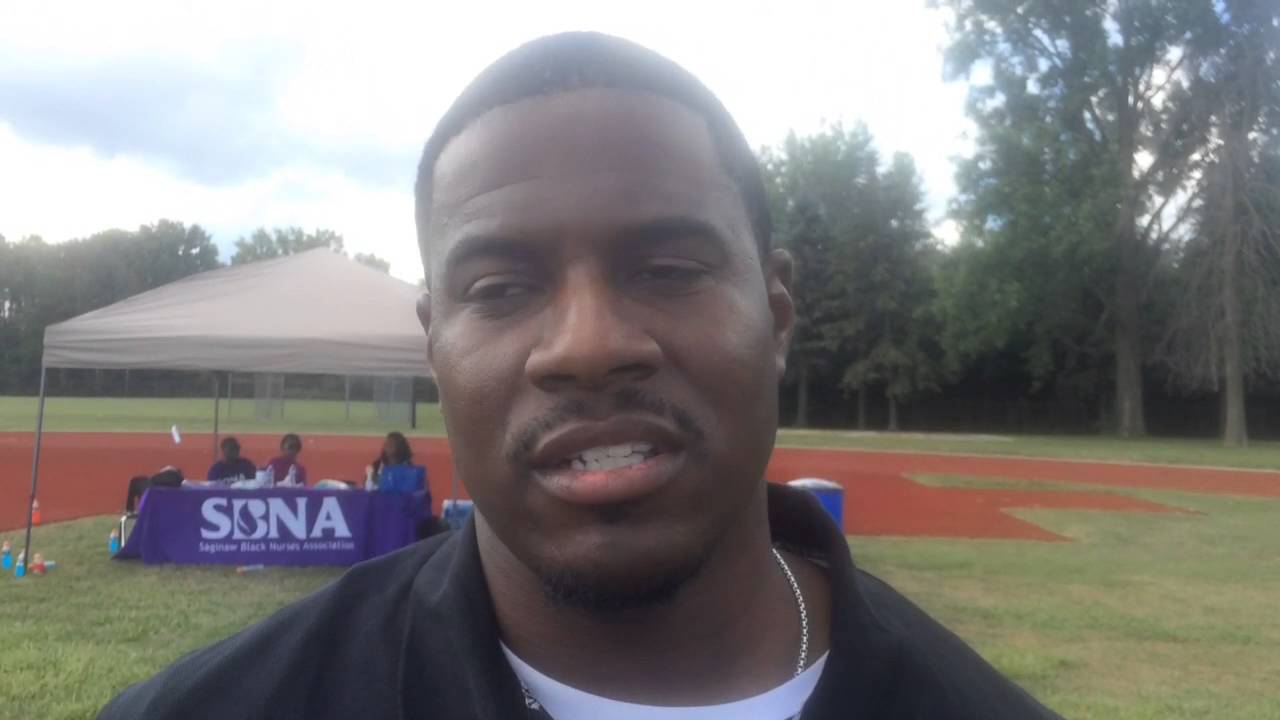 Former U-M, NFL player Roy Manning returns to Saginaw High - YouTube