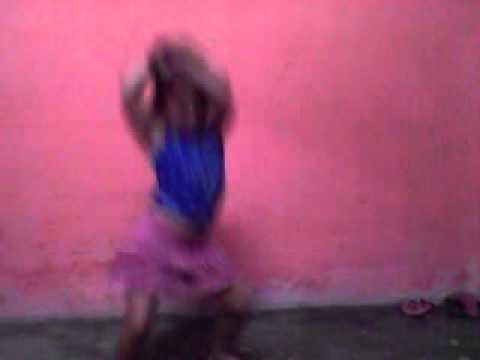 galega da favela dançando