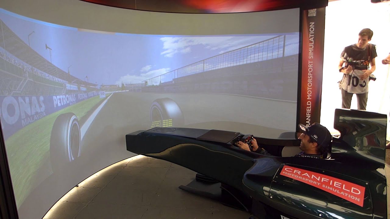 Daniel Ricciardo spins out then sets fastest lap in F1 Simulator - YouTube