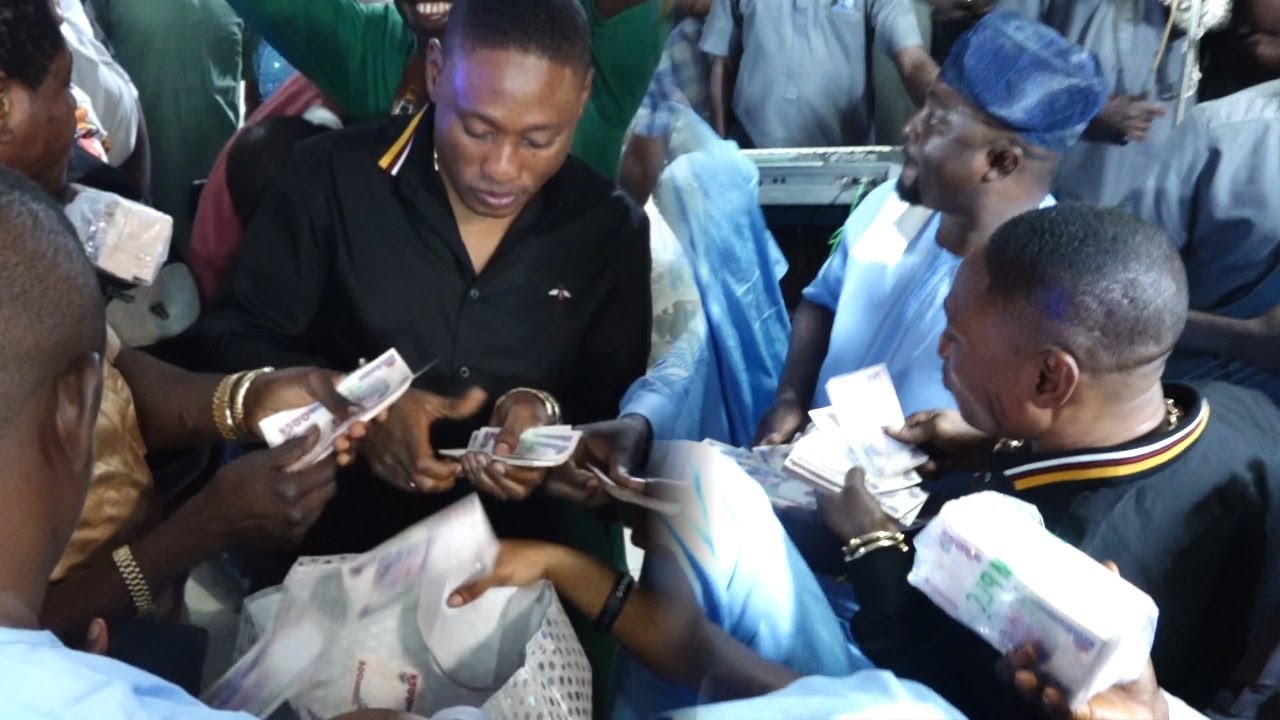 MOMENT ONE OF THE MEMBER OF 30BG GANG SPRAYING MONEY ON ALABI PASUMA ...