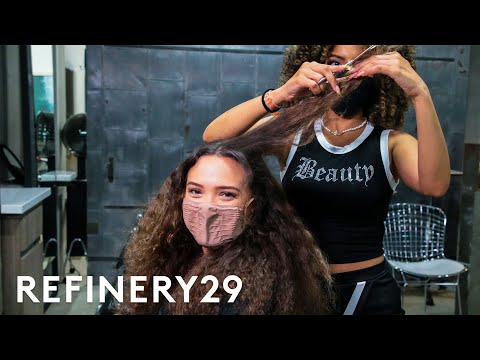 Ich habe mir von einem Lockenexperten einen Haarschnitt machen lassen | Hair Me Out | Refinery29
