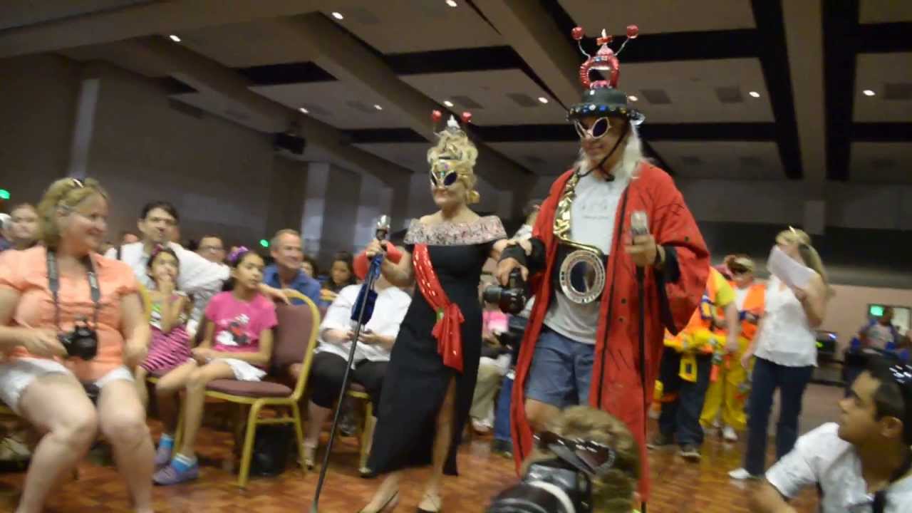 Alien costume contest at UFO festival 2013 - YouTube