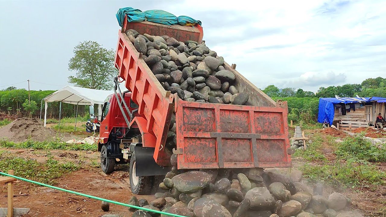 Truk Jomplang.Mobil Truk TOYOTA DYNA Rhino Bongkar Muatan Batu Sungai ...