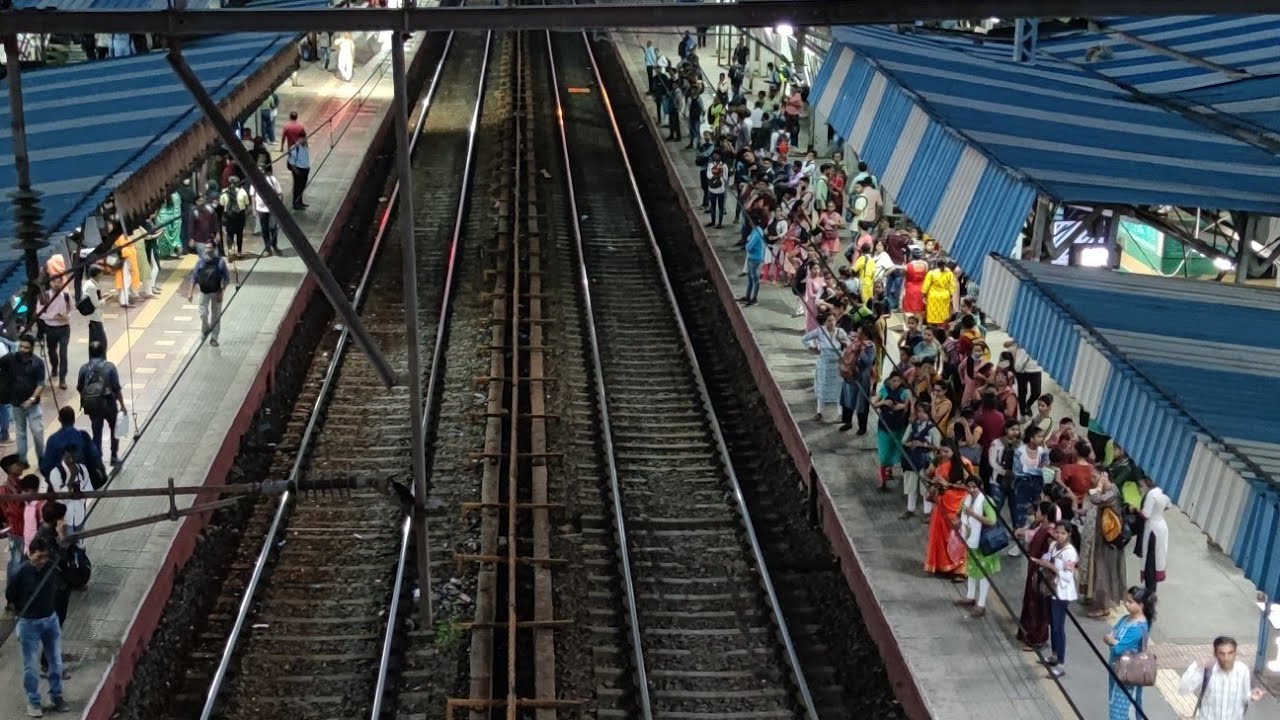 mumbai local train rush ഇന്ത്യയിൽ തന്നെ ഏറ്റവും കൂടുതൽ തിരക്കുള്ള റെയി ...