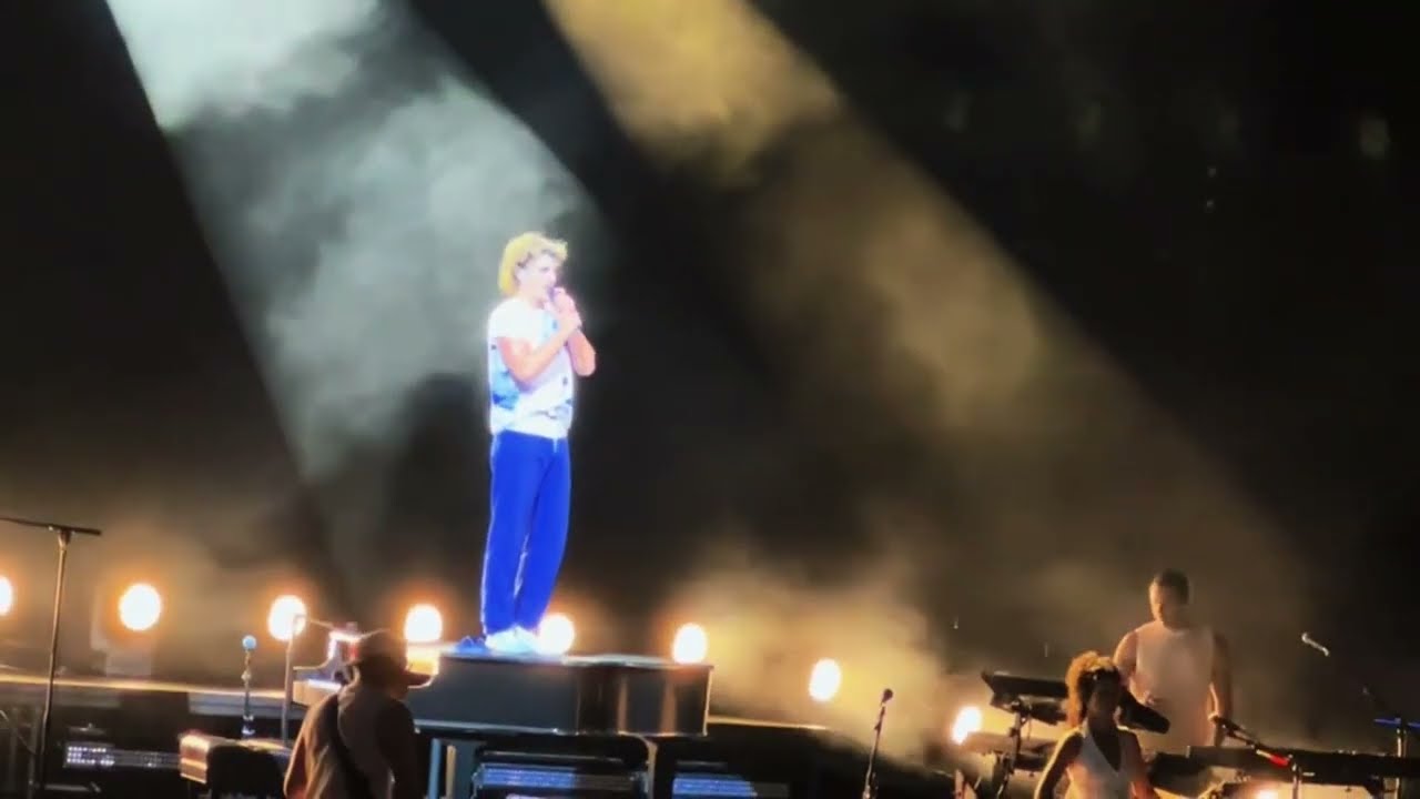 BENSON BOONE - Beautiful Things (LIVE at CMAC Canandaigua, NY) - YouTube