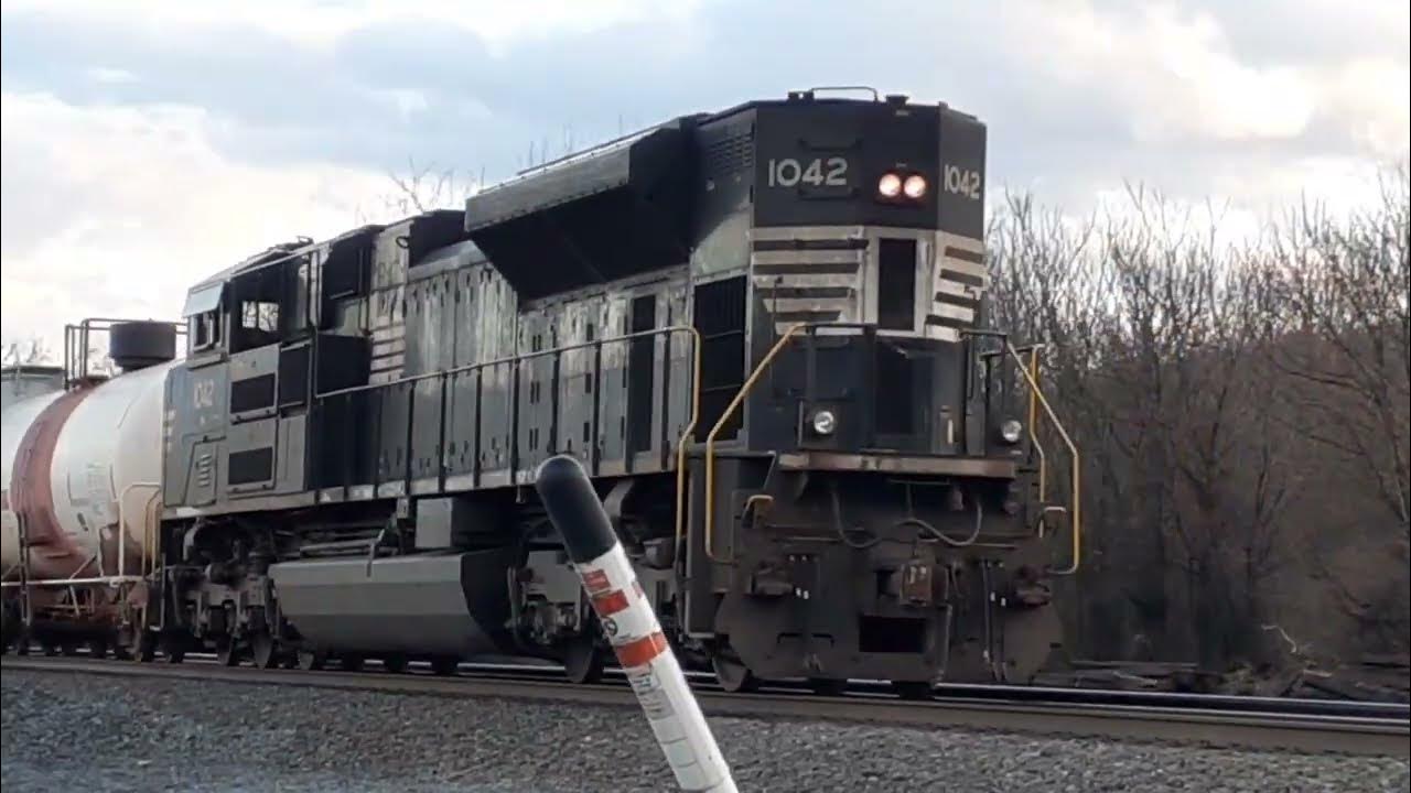 NS 4553 leads a mixed freight train in Robesonia, PA (288 with 1069) - YouTube