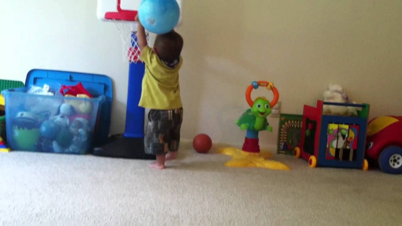 1-Year-Old Baby Slam Dunk Basketball - YouTube