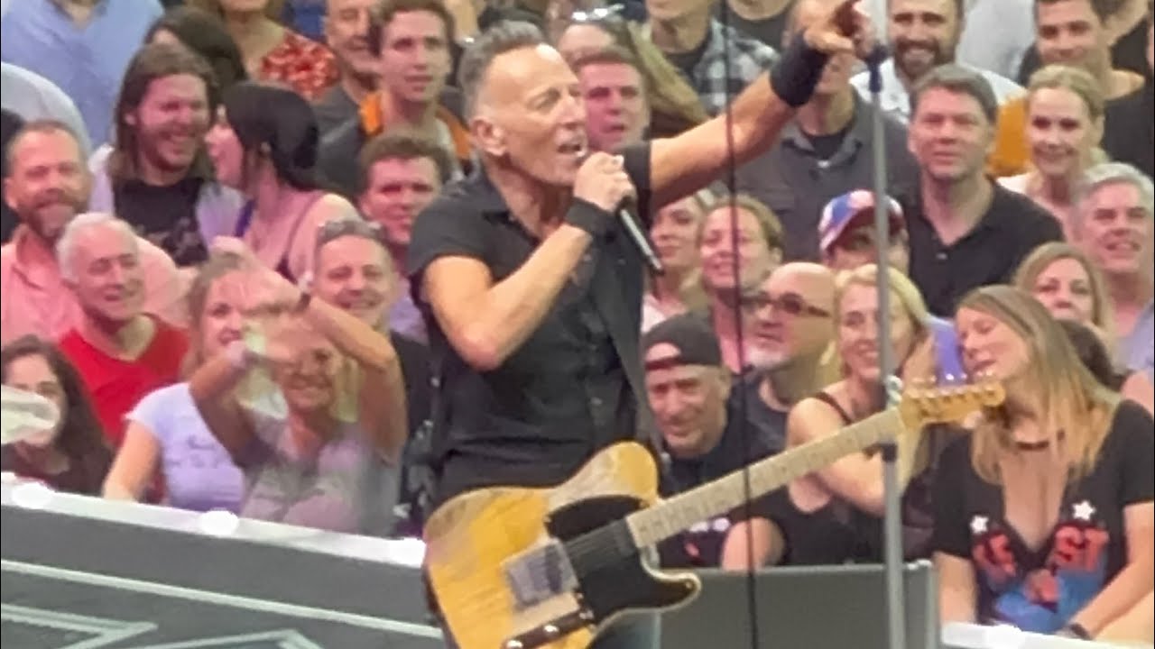 Bruce Springsteen performing Glory Days Live at MSG 2023 - YouTube