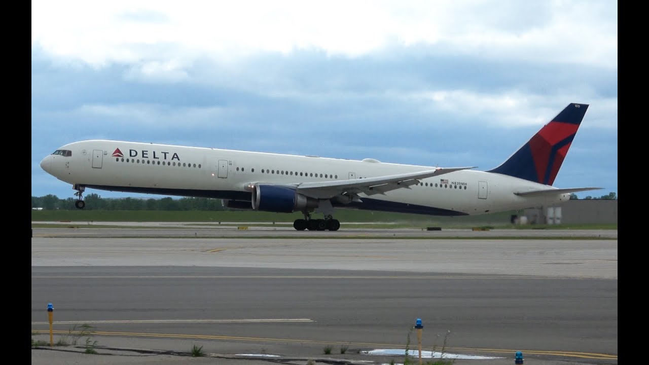 Delta 767-400 take off, DTW - YouTube