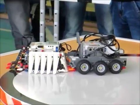 Поединок Lego сумо: скорость против силы - YouTube