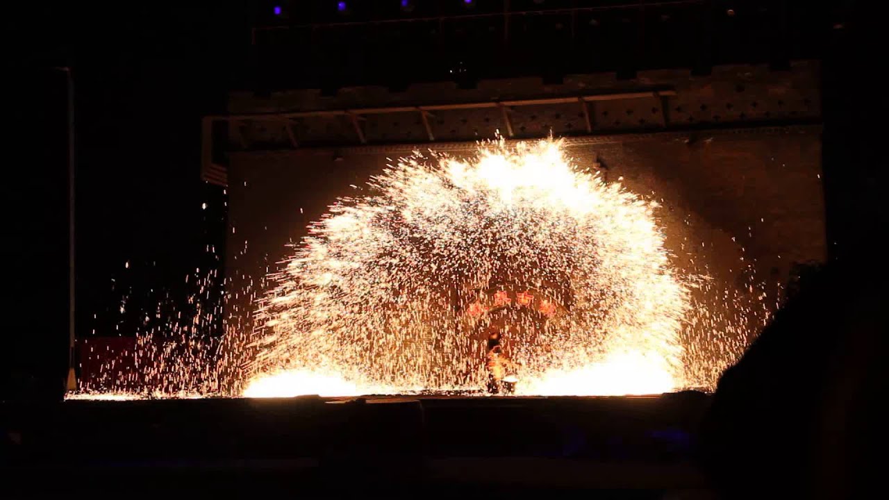 Da Shu Hua molten iron fireworks in Nuanquan - YouTube