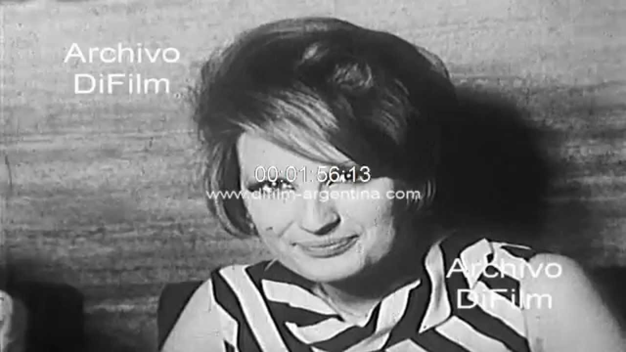 La cantante y actriz italiana Mina visita Buenos Aires 1966 - YouTube