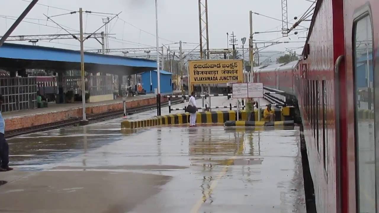 12269 Chennai Central-H.Nizamuddin Duronto Express departing Vijayawada ...