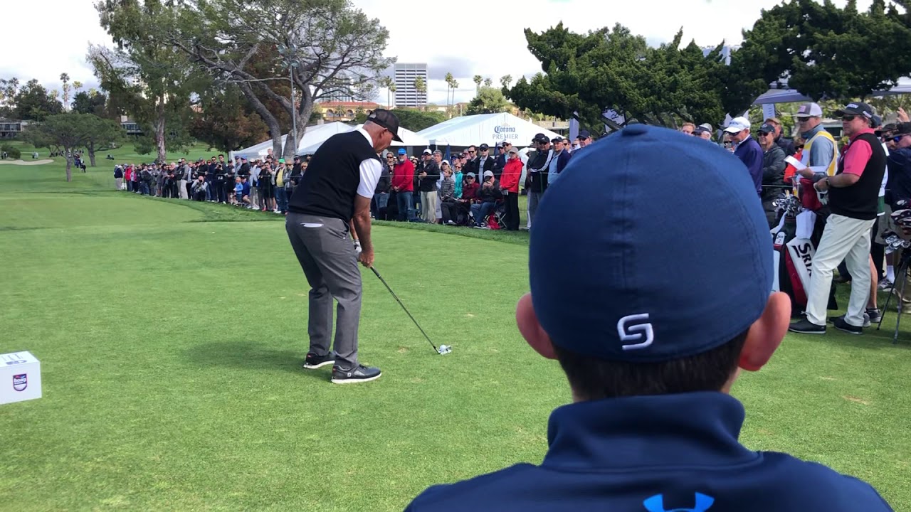 Eli watches Tom Lehman tee off at Hoag Classic - YouTube