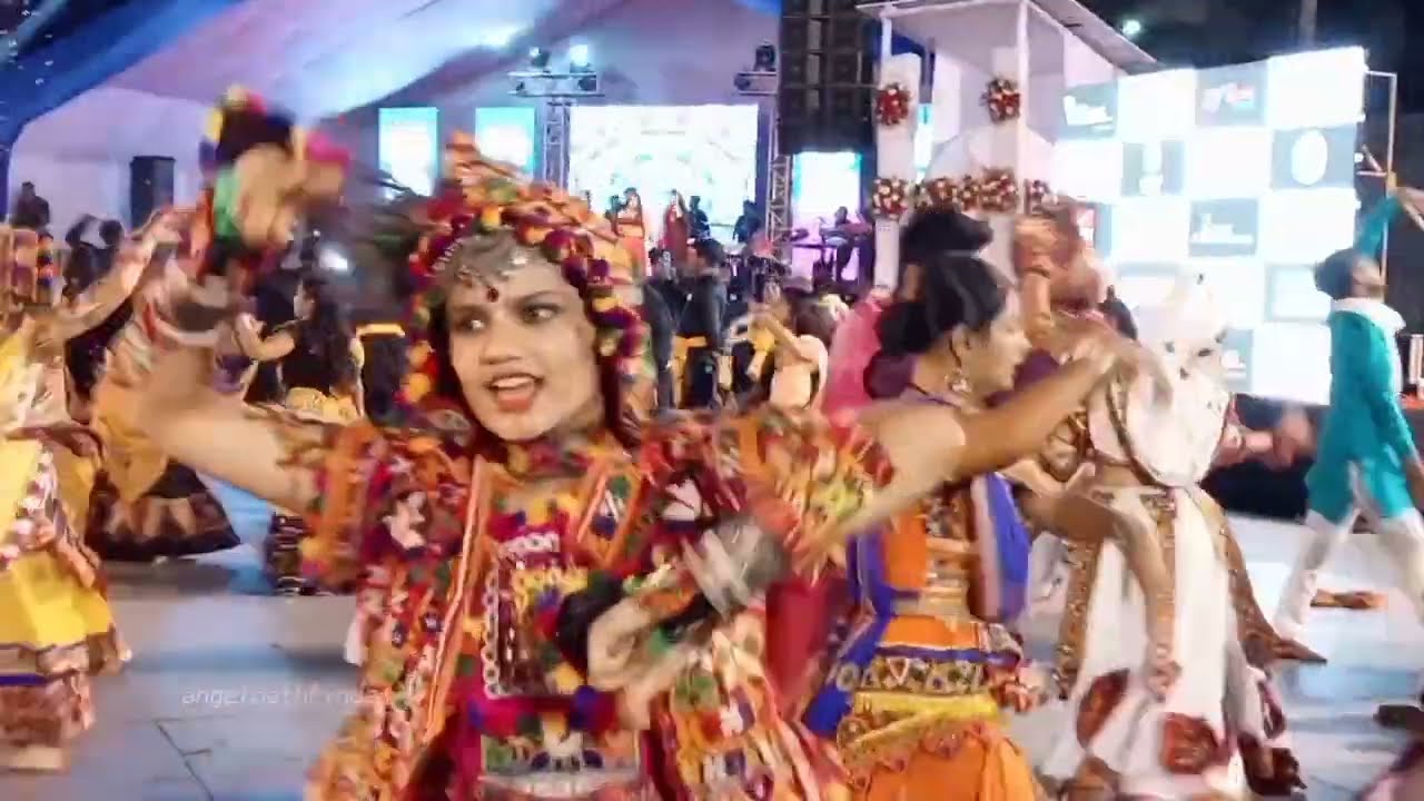 VR Mall surat glam garba 2022 with Mrunal Maddy - Navratri day 1 - YouTube