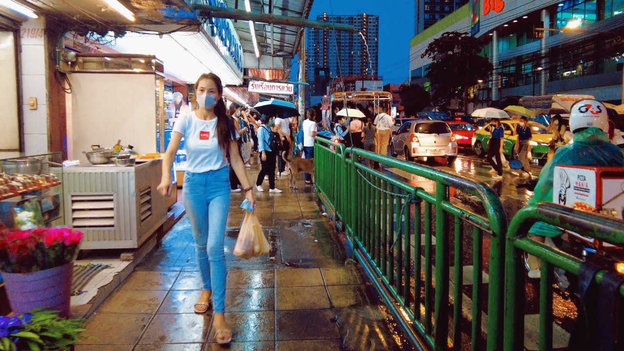 【🇹🇭4K】Bangkok City Night Walk in the Light Rain, Onnut Road Walking ...