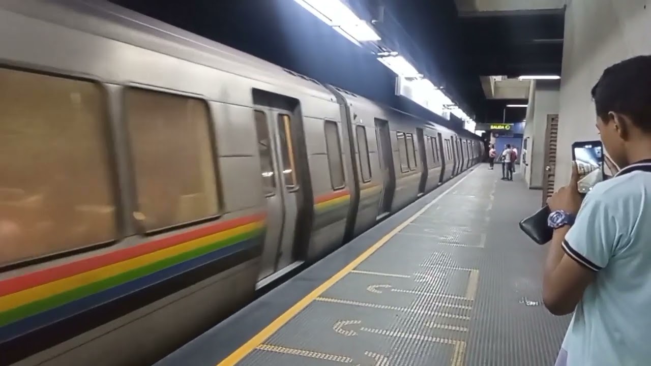 Metro de Caracas Línea 3 tren Alstom S5 en la estación Ciudad ...