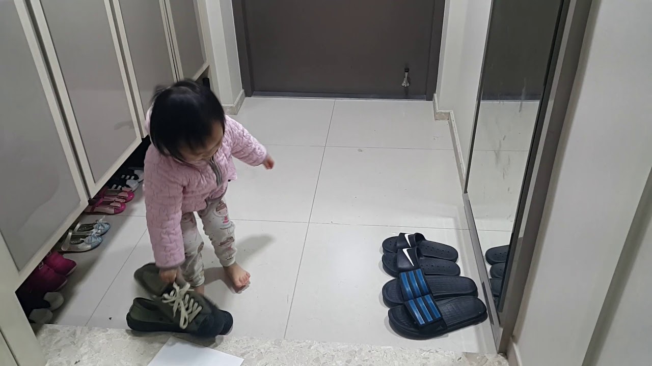 4살 아기의 신발정리 하기 아빠 신발 좀 잘 벗어요 ㅋ Youtube