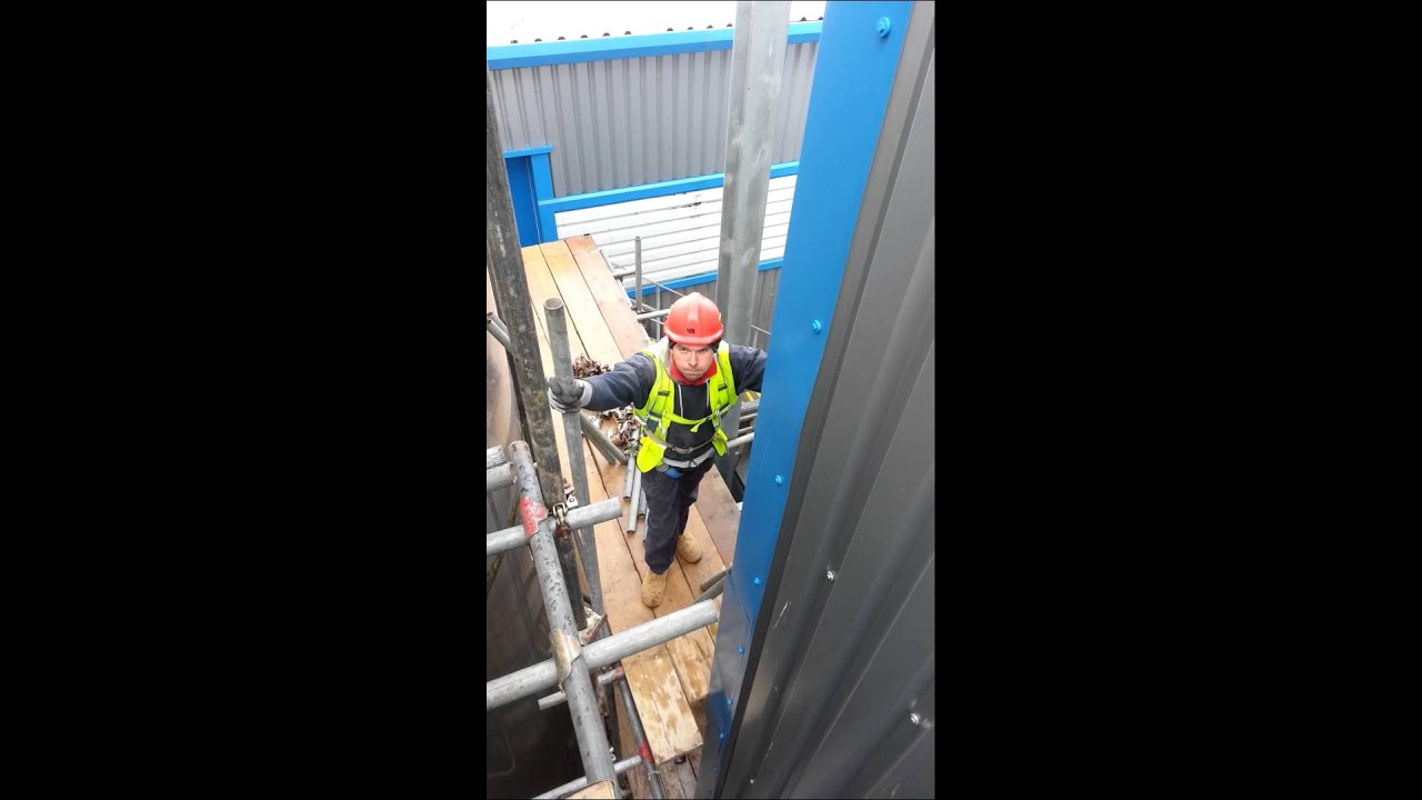 Scared scaffolder - YouTube
