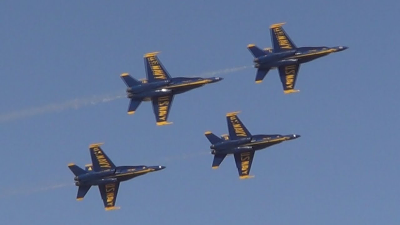 Blue Angels Diamond Aileron Roll - YouTube
