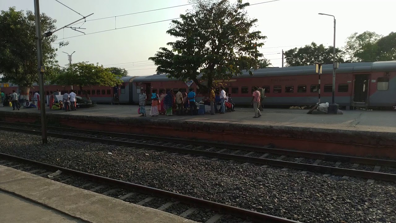 New Delhi - Howrah PURBA EXPRESS with RED LHB rakes .... - YouTube
