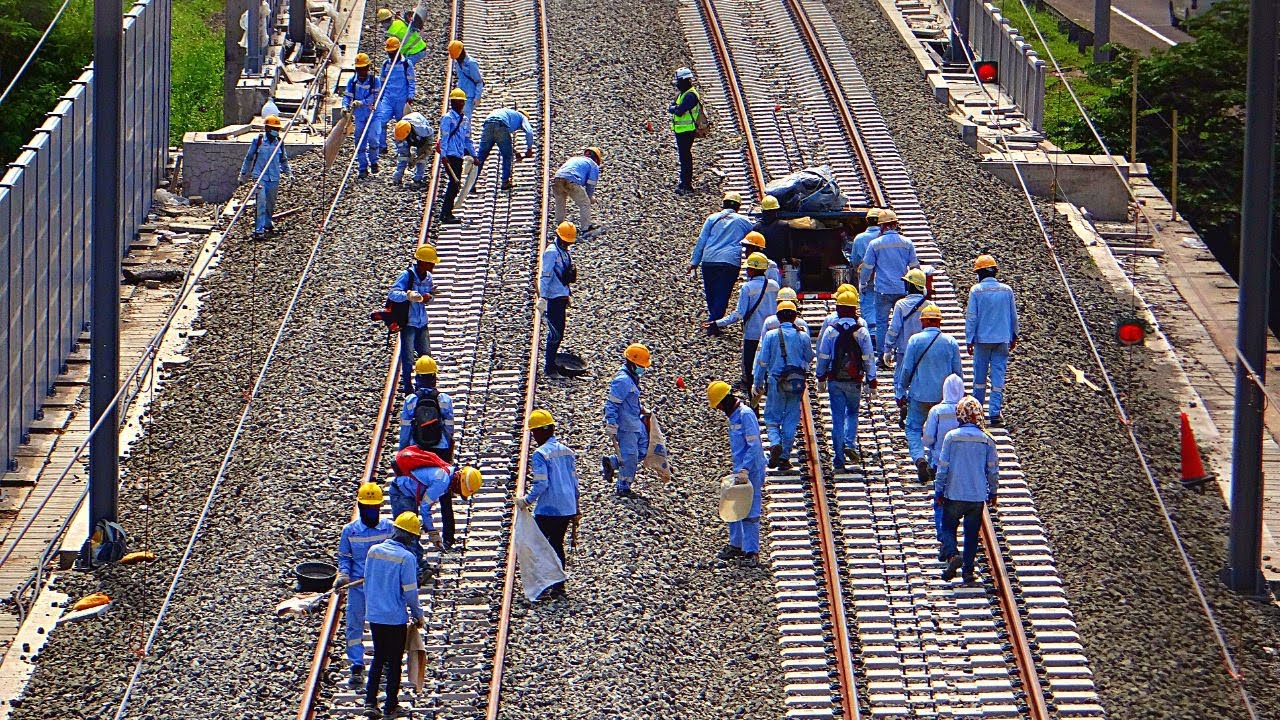 Perapihan Jalur Ballasted Track Kereta Cepat di Mengger - YouTube