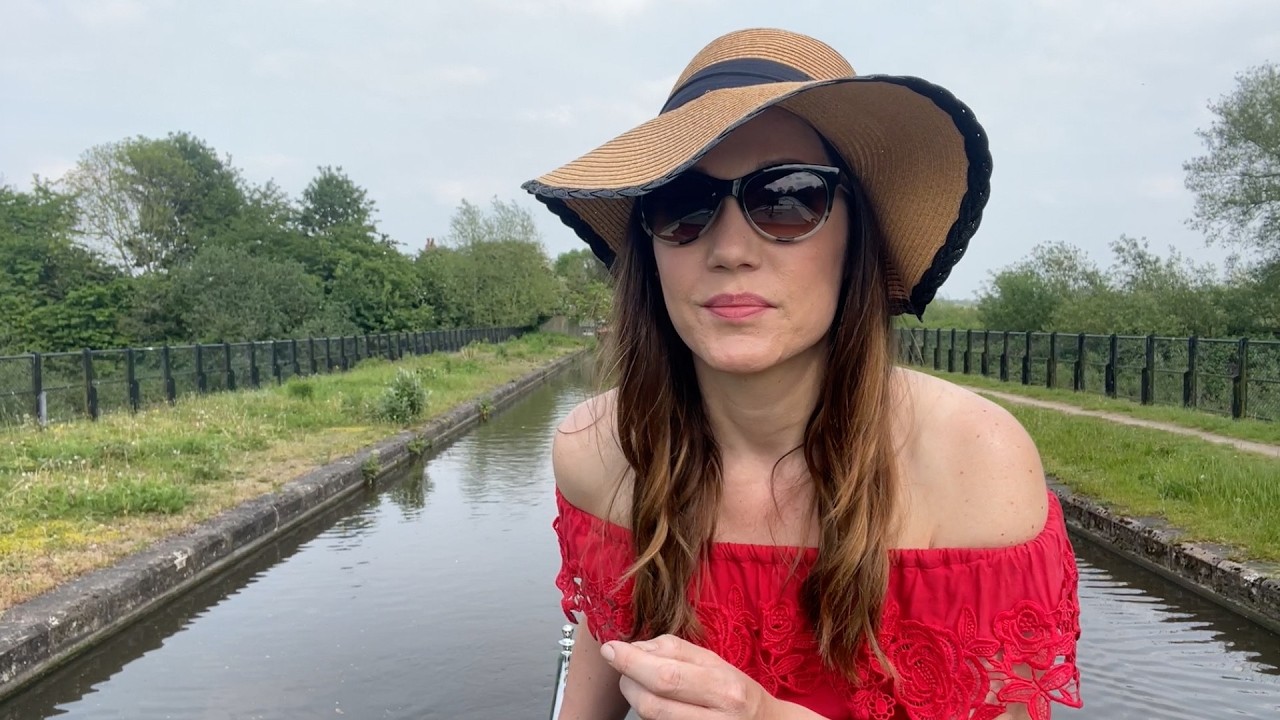 A sunny narrowboat trip across a canal aqueduct - YouTube