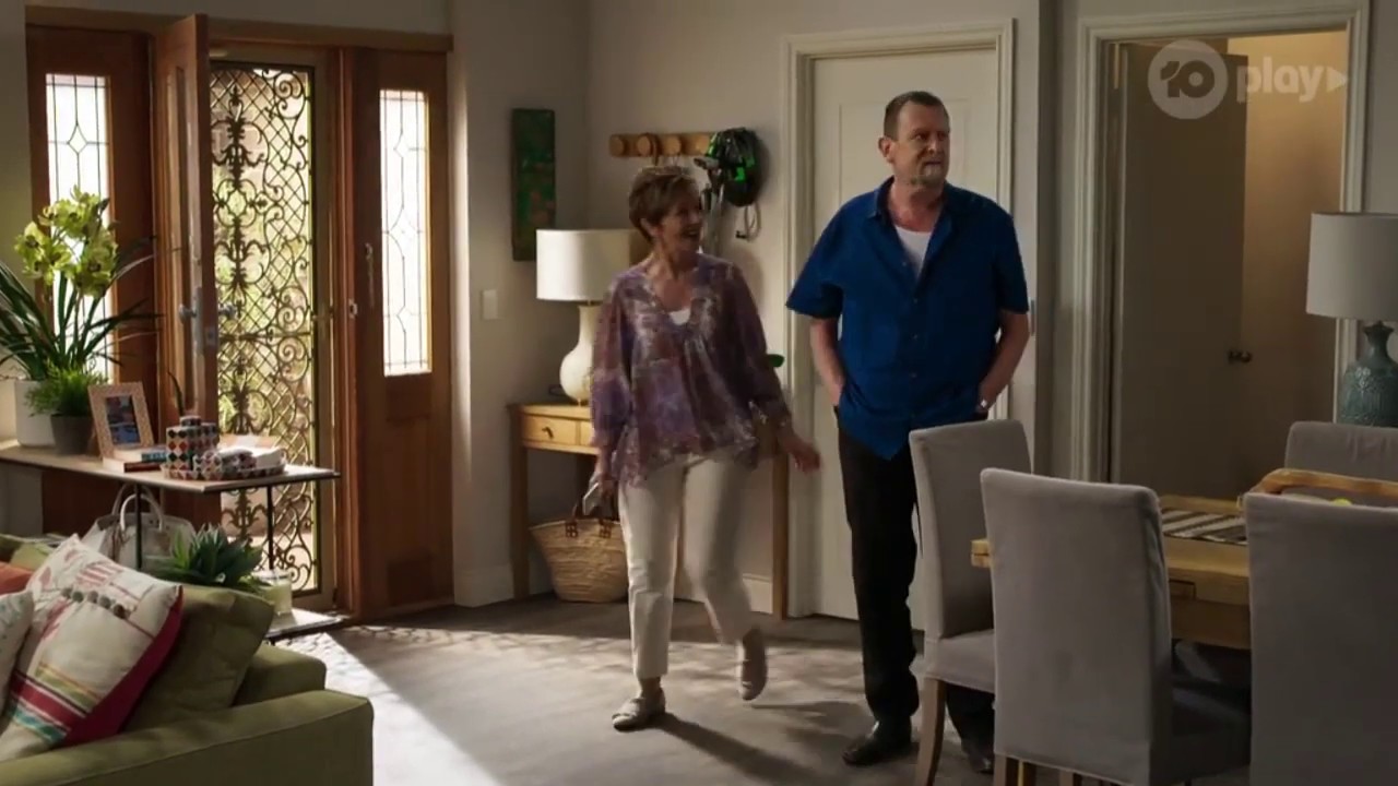 Des Returns to No. 28 | Neighbours [2020] - YouTube