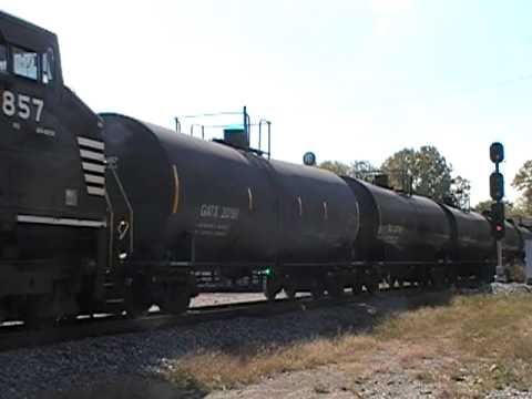 NS 9772 Leads NS 362 at Wauhatchie - YouTube