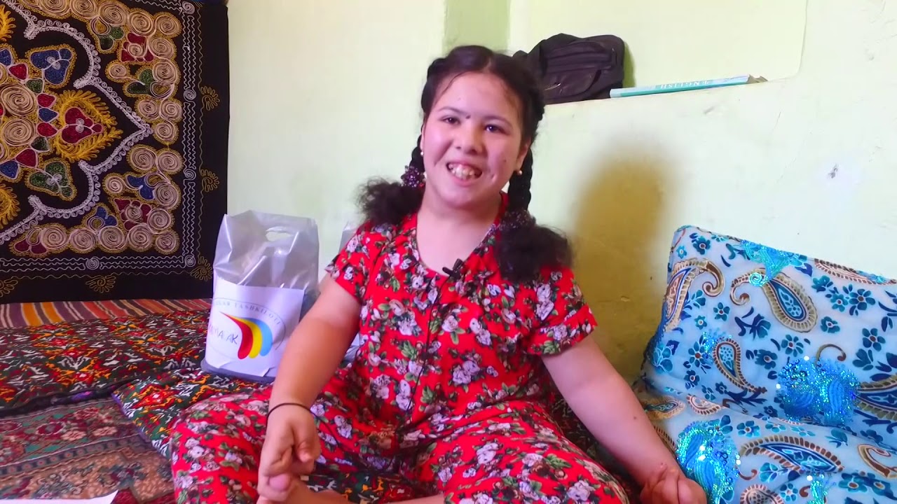 IMKONIYATI CHEKLANGAN QIZ OYOQLARIDA RASM CHIZADI - YouTube