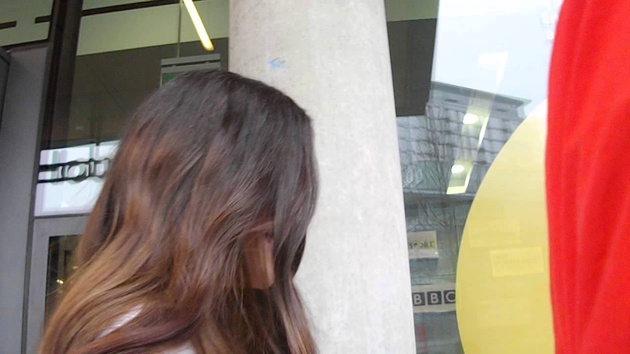 Alanis Morissette Meeting Fans & Signing Autographs In Manchester 30/11 ...