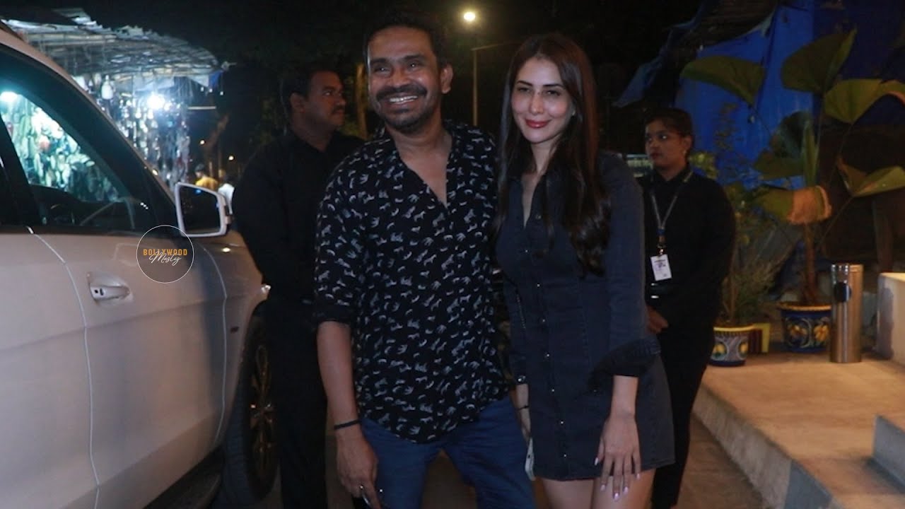 Mushtaq Sheikh & Kim Sharma Spotted At Bizza Restaurant In Bandra ...