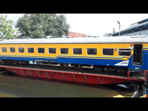 Memutar Kereta di Dipo Lokomotif Purwokerto