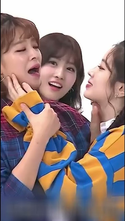 トゥワイス Jeongyeon & Dahyun「KISS」 - YouTube