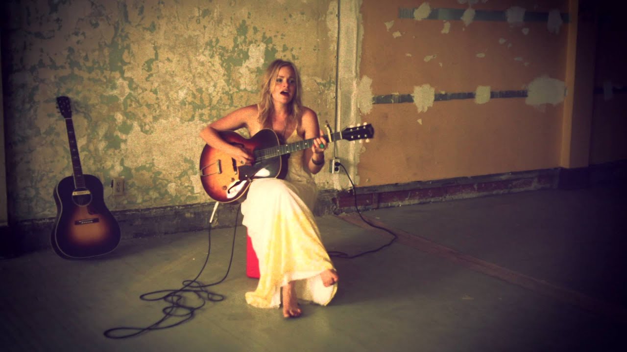 Lesley Pike "Tug of War" - Live - YouTube