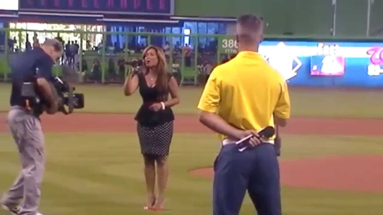 Eileen Cruz singing the National Anthem at Marlins Stadium - YouTube