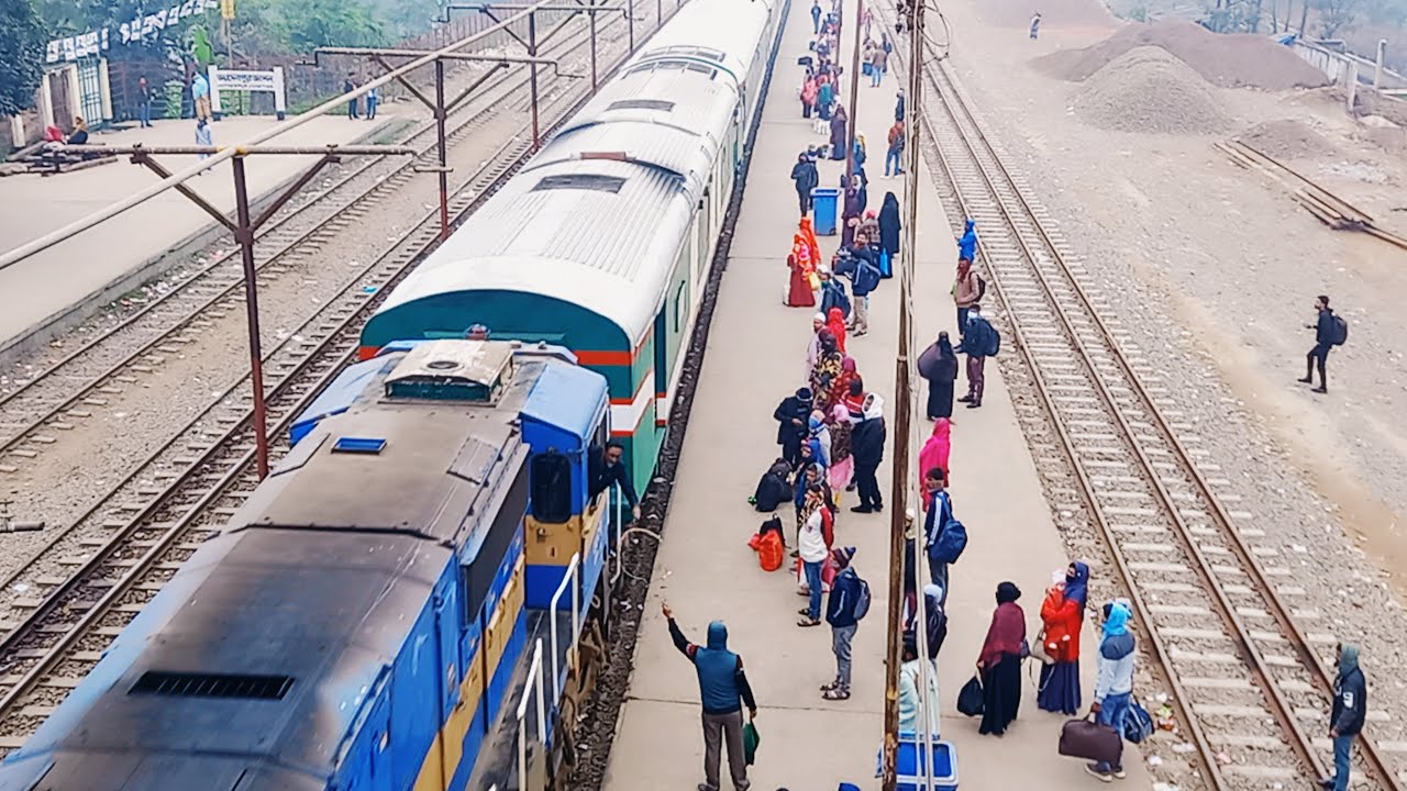 Taken PLC by Loco Master from line man from running train. Maitree Express: Dhaka to Kolkata ...